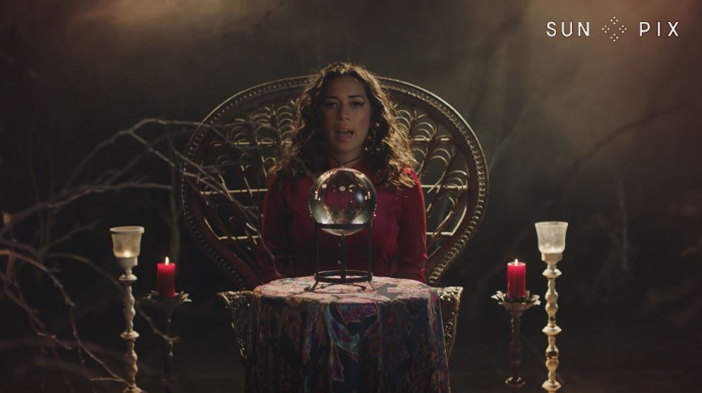 Sultry songstress Lou'ana casts her spell - TP+