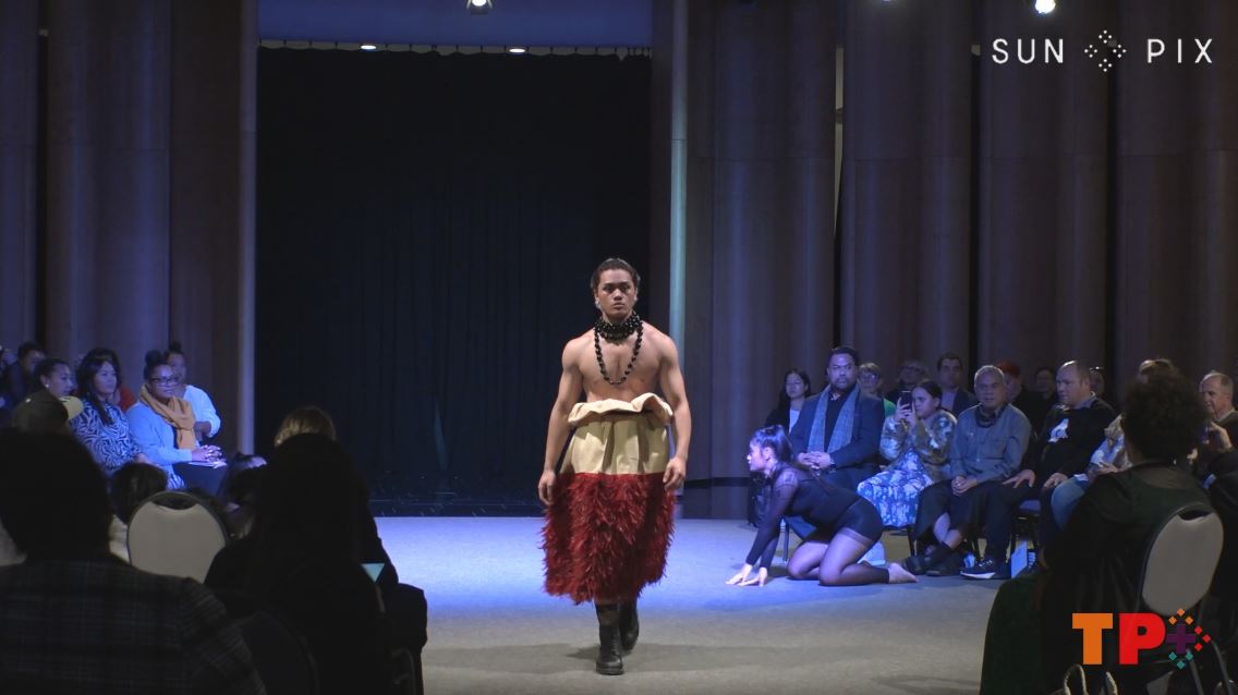 Te Pō fashion show highlights the beauty of Pasifika evening glamour - TP+